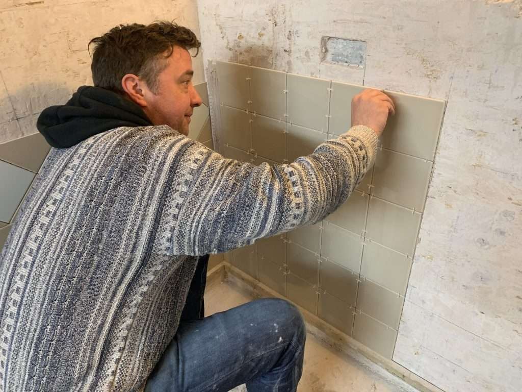 Learn Tiling- Learn To Tile – DIY Tiling – Basic Tiling | The Builder ...